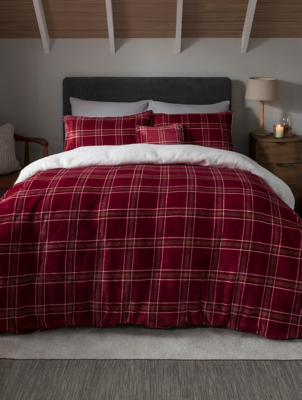 Sleepdown super cosy printed check fleece duvet set in Red | Home ...